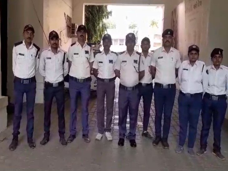 ટ્રાફિક વ્યવસ્થા જાળવતા TRB જવાનના વેતનમાં દસકા બાદ કરાયો રૂ.૧૫૦નો ...